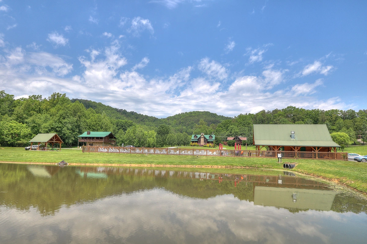 Teddy Bear Haven - Accommodations by Great Cabins in the Smokies